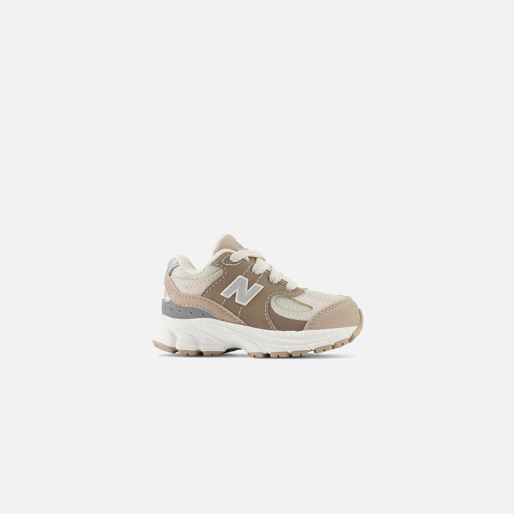 New Balance Kids' 2002 - Timberwolf / Mushroom – Kith